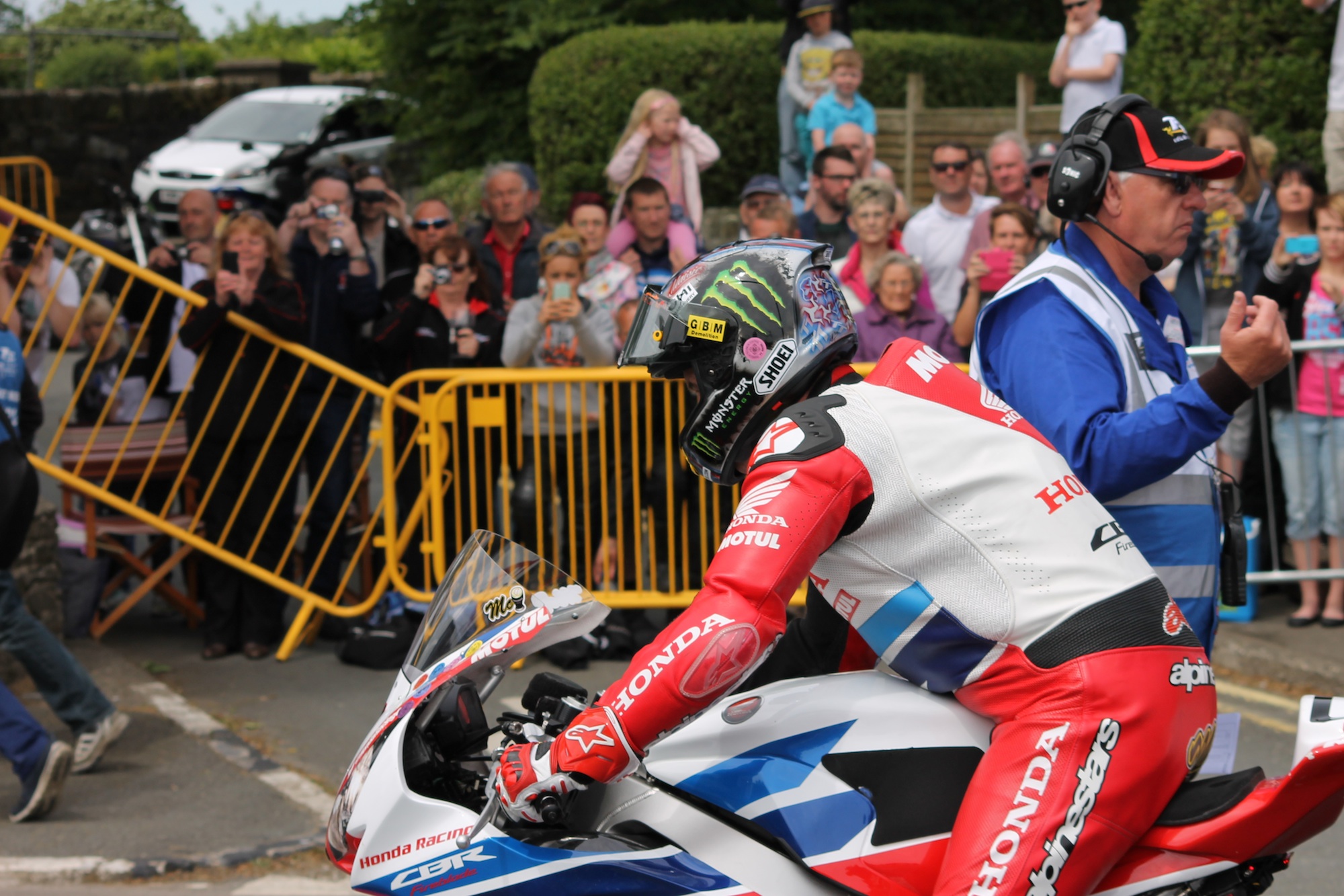 TT Legend John McGuinness Shows True Determination At TT 2014 – Road ...
