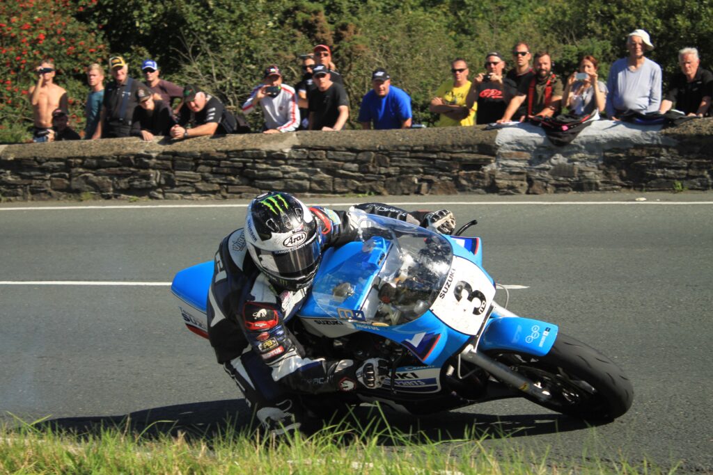 Classic TT Races – Magic Maverick Wins Superbike Classic TT – Road ...